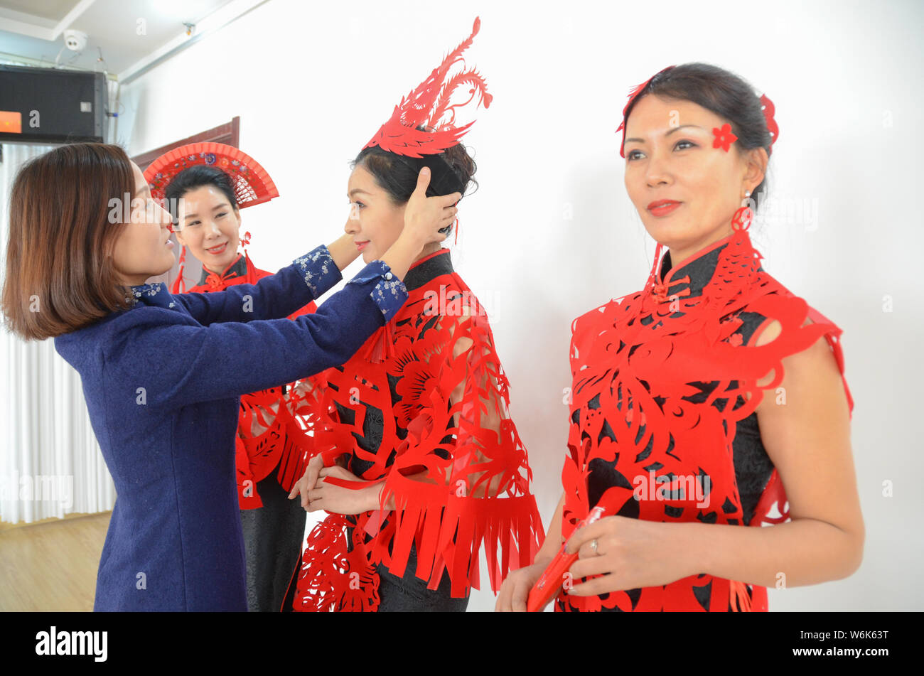 36-year-old Chinese craftsman Liang Ying, an inheritor of paper ...