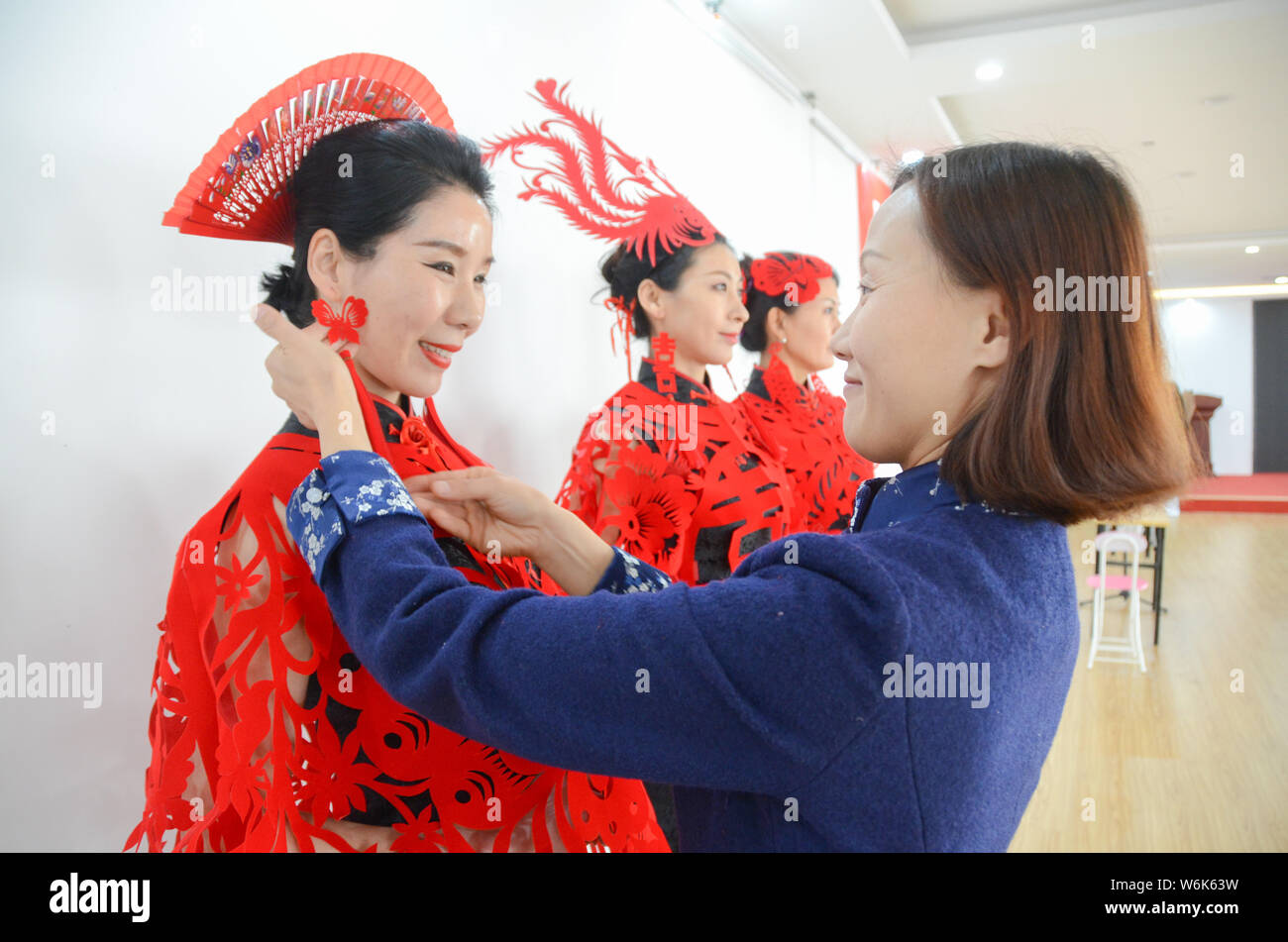 36-year-old Chinese craftsman Liang Ying, an inheritor of paper ...