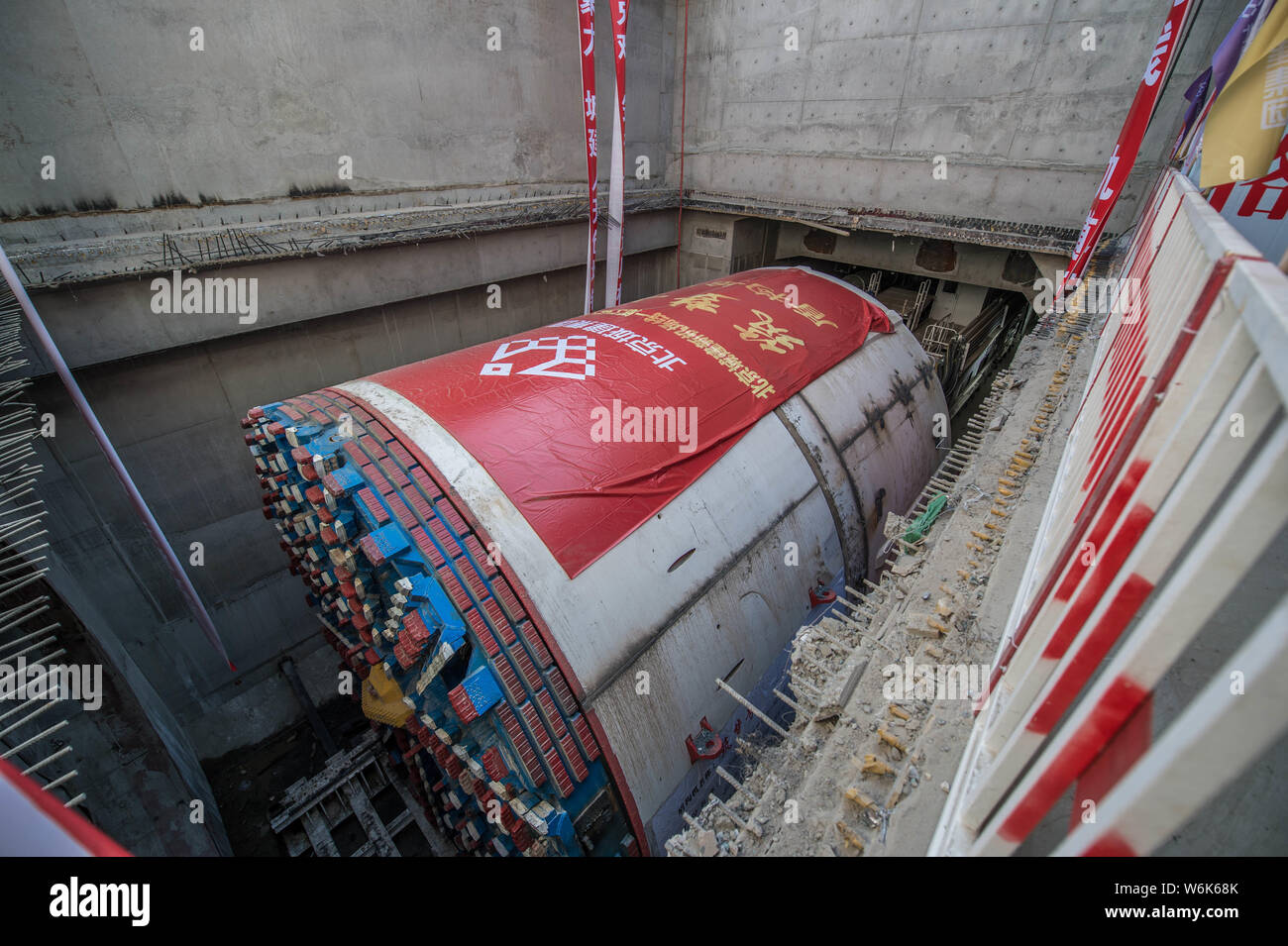 The shield tunneling machine "Zhu Meng" breaks through the shield shaft ...