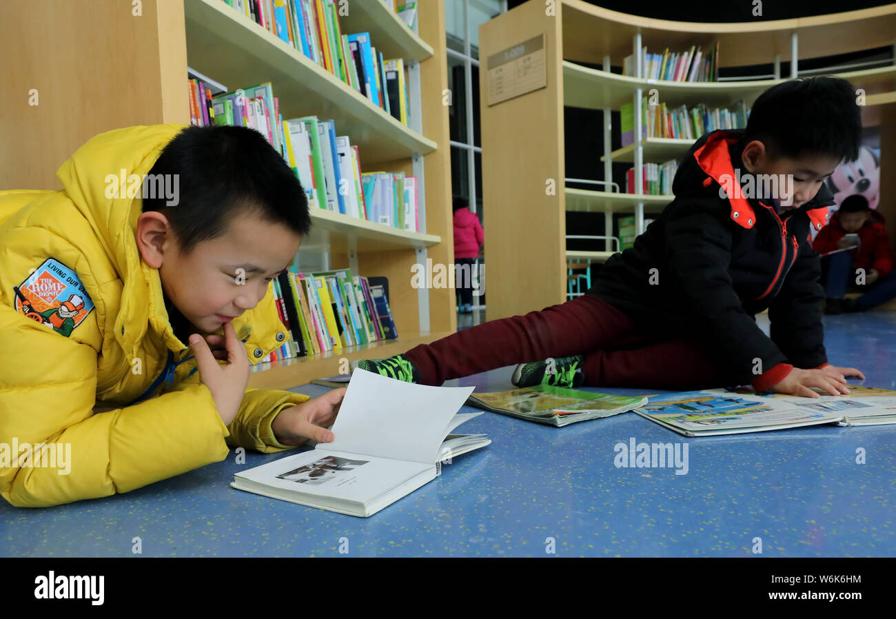 Children reading chinese hi-res stock photography and images - Alamy