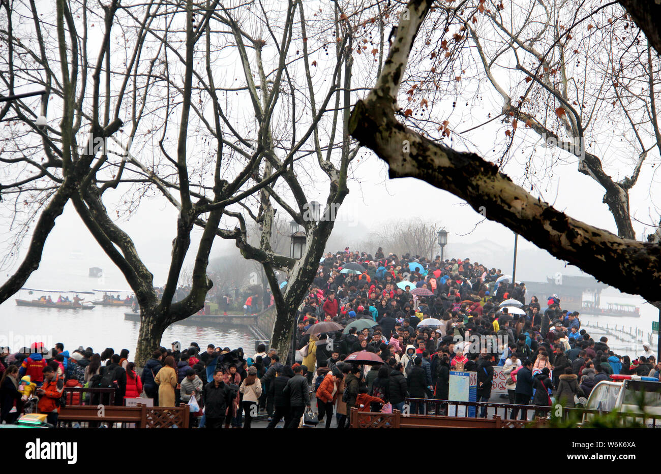 Tourists crowd the Broken Bridge on the West Lake scenic spot during ...