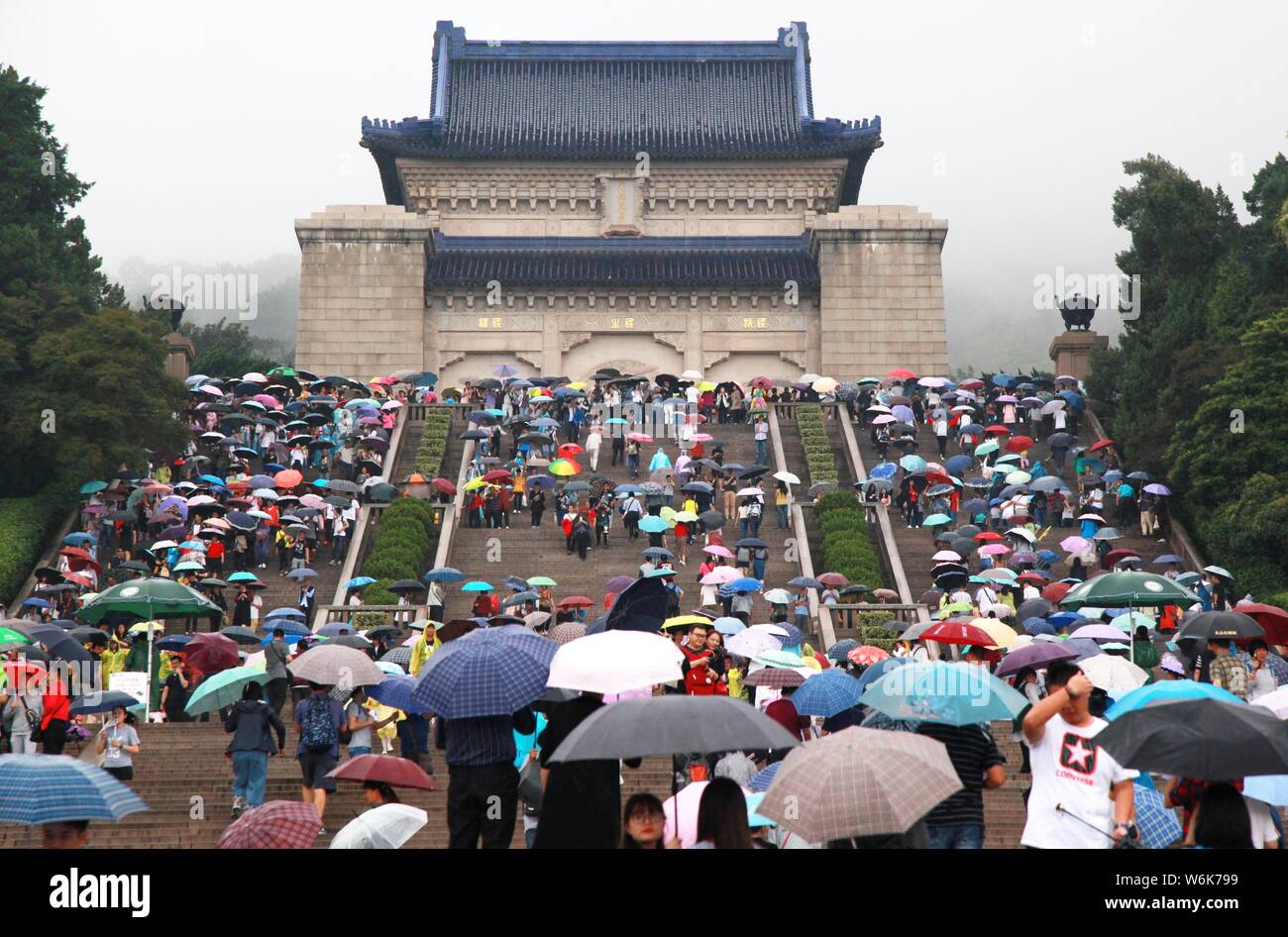 --FILE--Tourists visit the Sun Yat-sen Mausoleum during the National ...