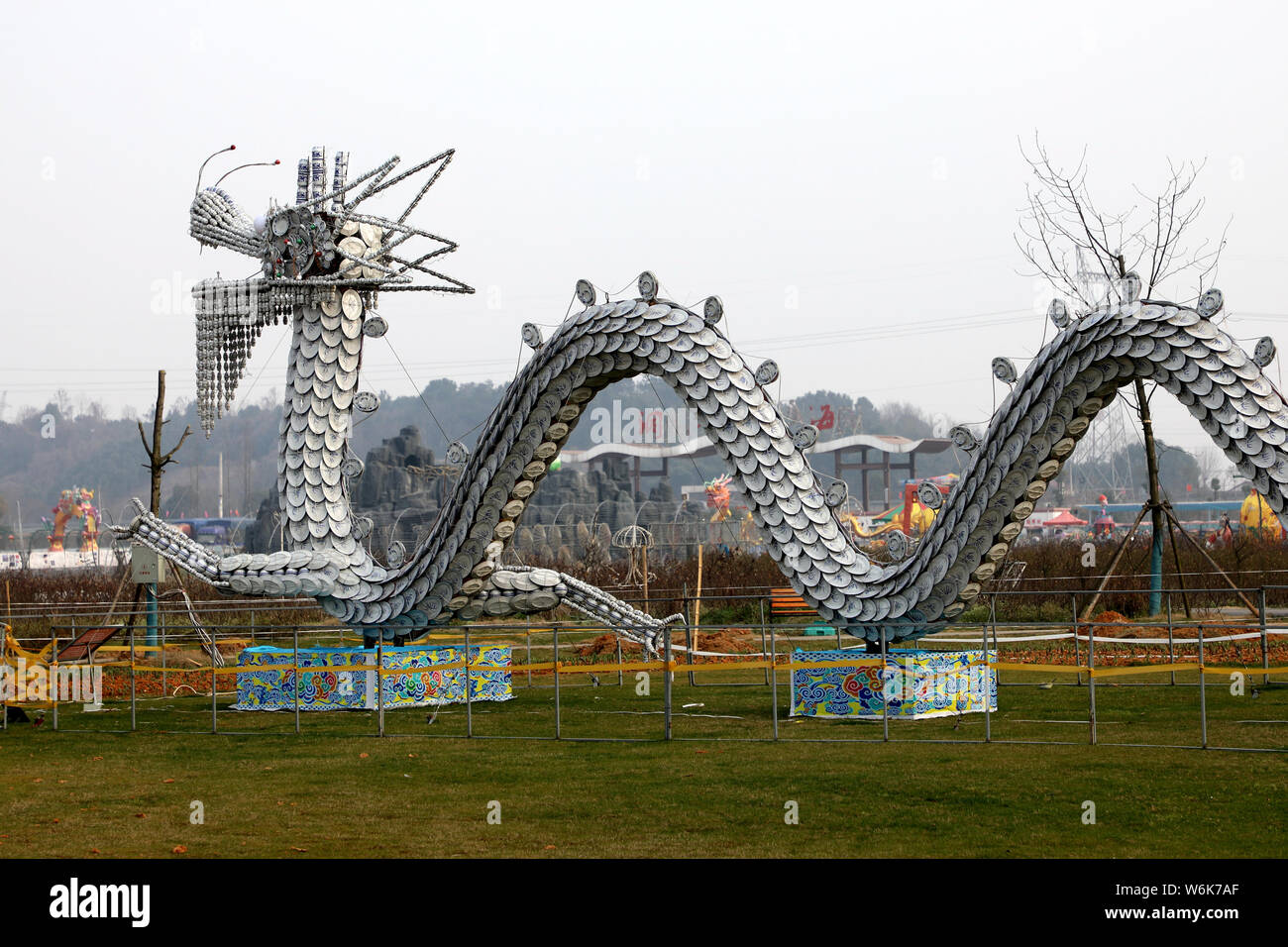 The 100-meter-long Chinese dragon made of more than 30,000 porcelains ...