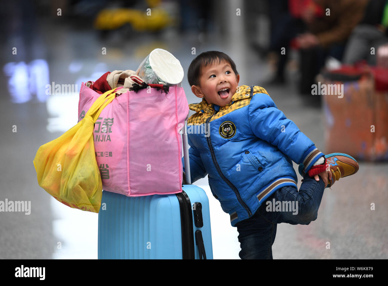 Chinese kid with luggage hi-res stock photography and images - Alamy