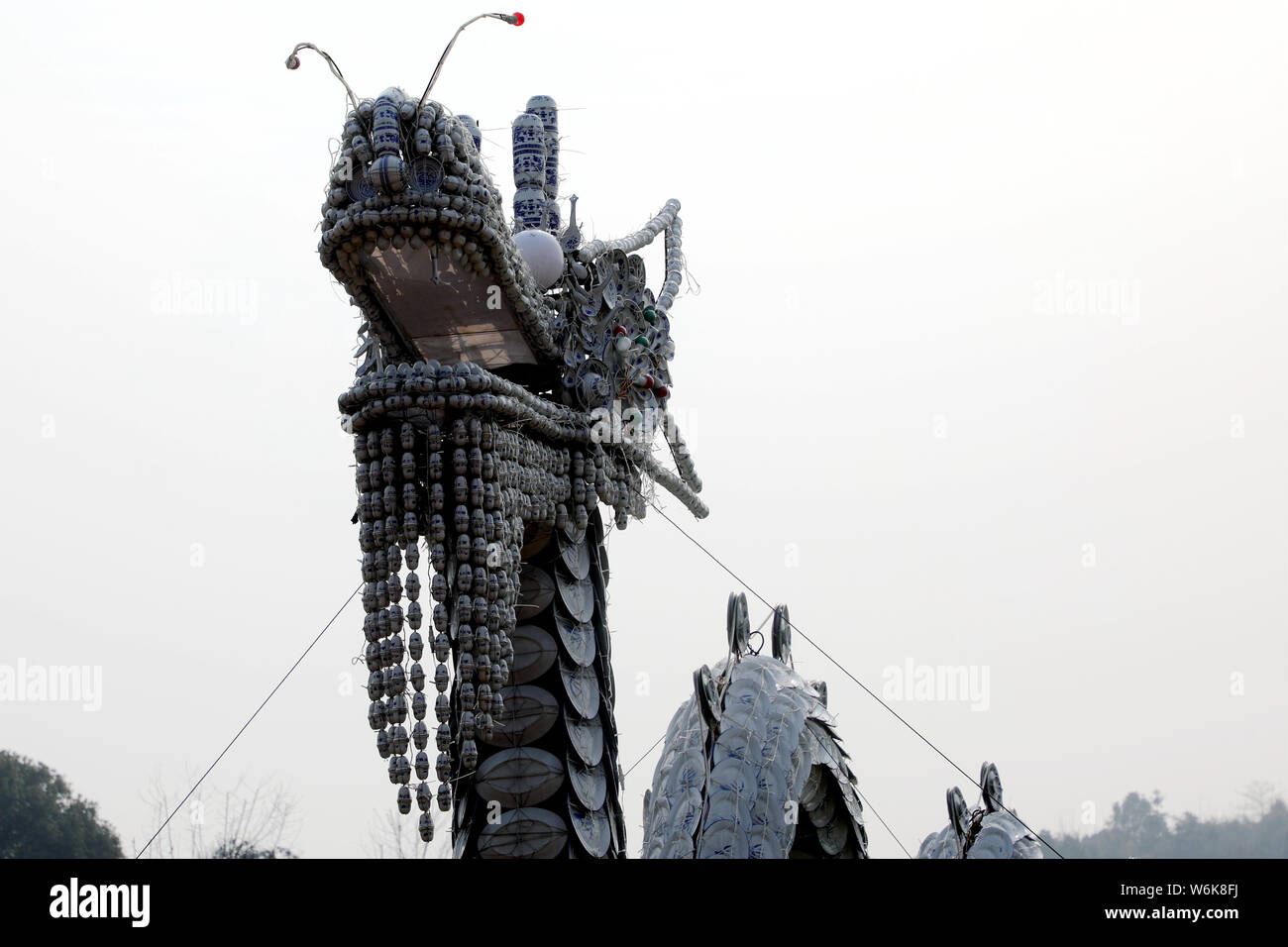 The 100-meter-long Chinese dragon made of more than 30,000 porcelains ...