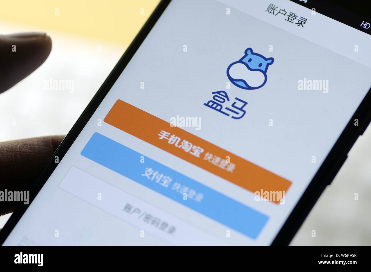 --FILE--A Chinese mobile phone user uses the mobile app of O2O fresh ...