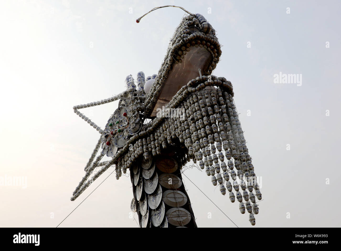 The 100-meter-long Chinese dragon made of more than 30,000 porcelains ...
