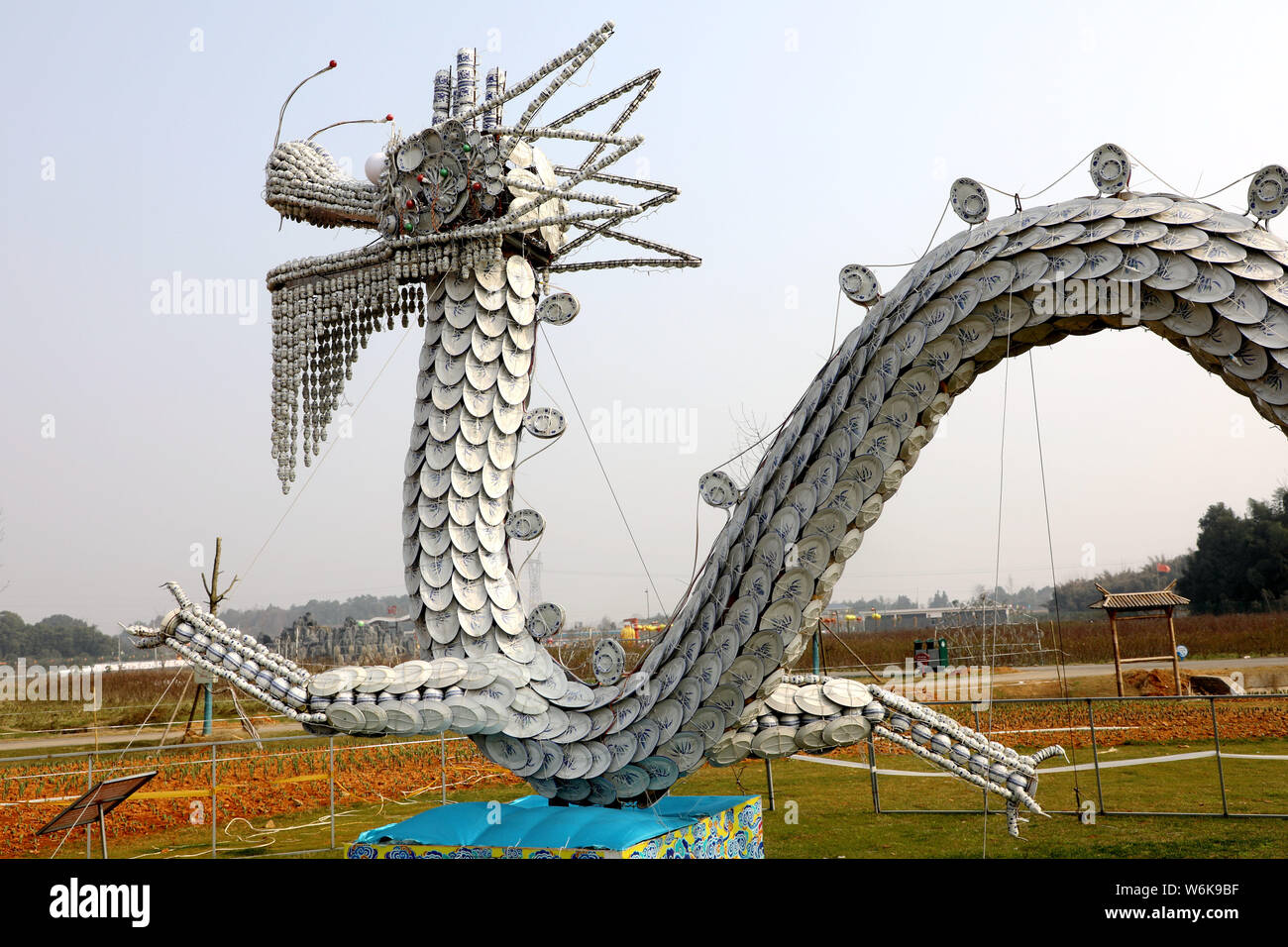 The 100-meter-long Chinese dragon made of more than 30,000 porcelains ...