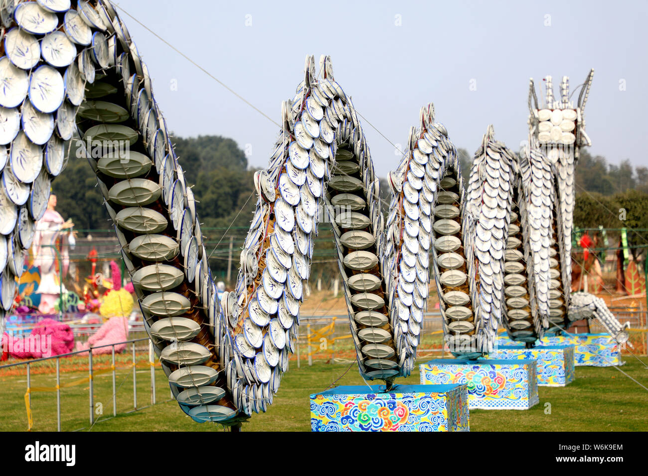 The 100-meter-long Chinese dragon made of more than 30,000 porcelains ...