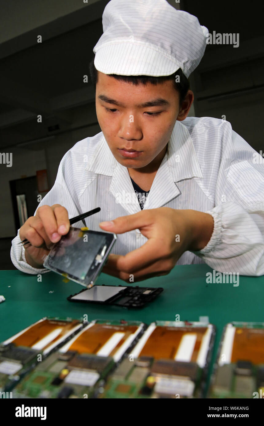 Chinese factory worker mobile factory hi-res stock photography and ...