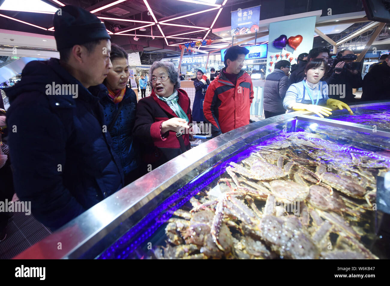 Chinese customers shop for seafood at the new flagship store of O2O ...