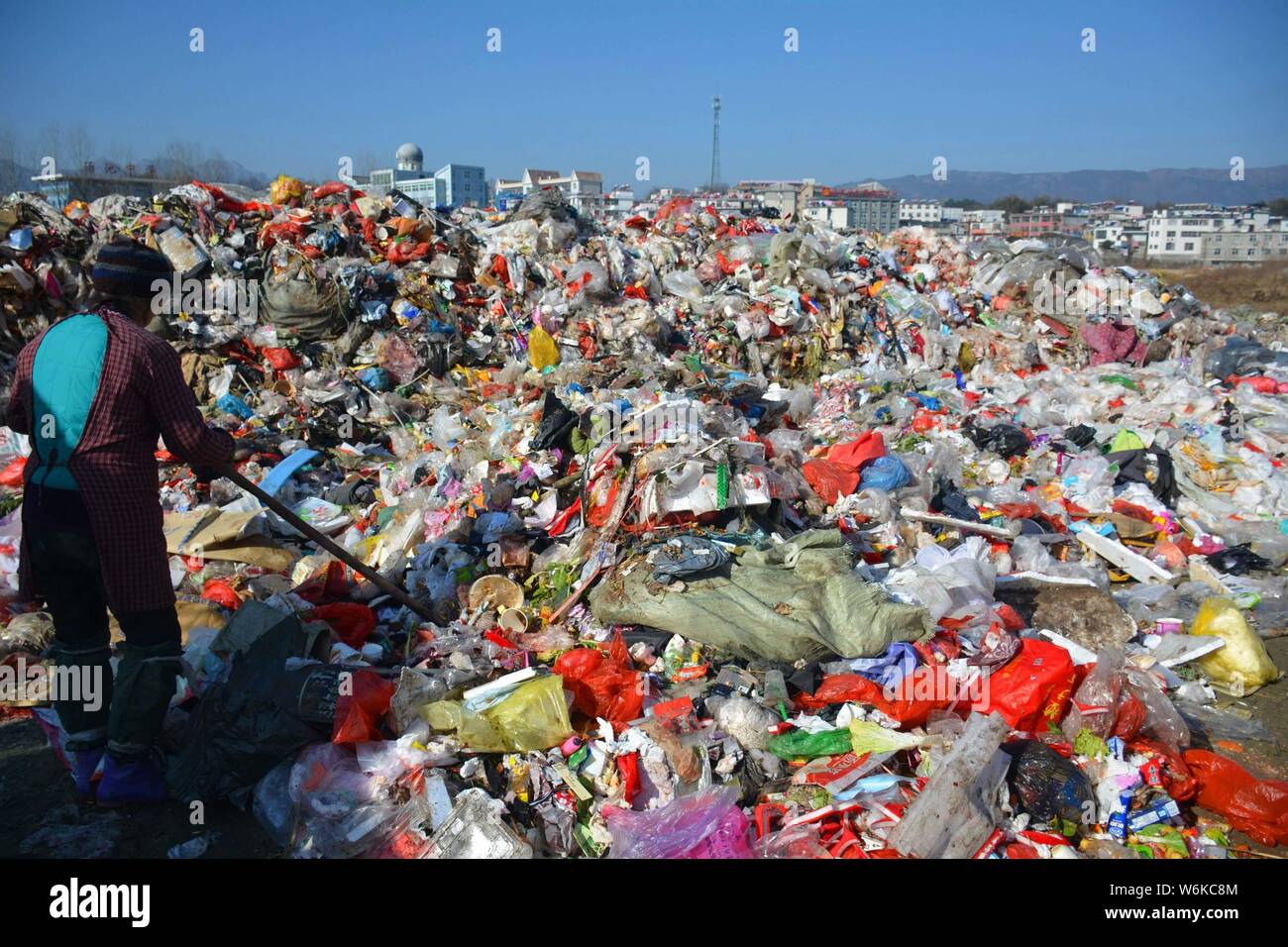 Trash mountains china hi-res stock photography and images - Alamy