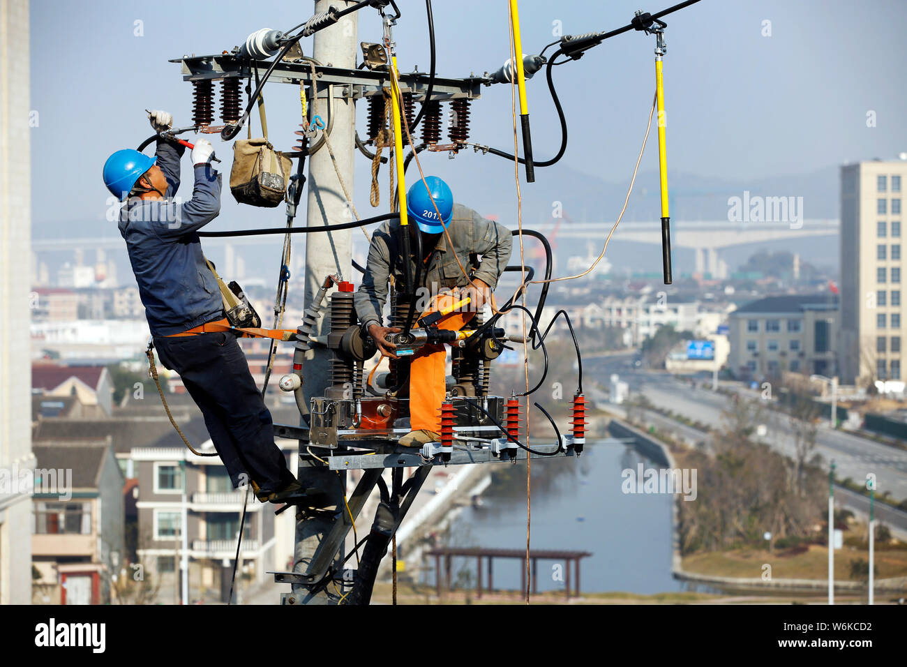 --FILE--Chinese workers check and repair electrical wires in Zhoushan ...