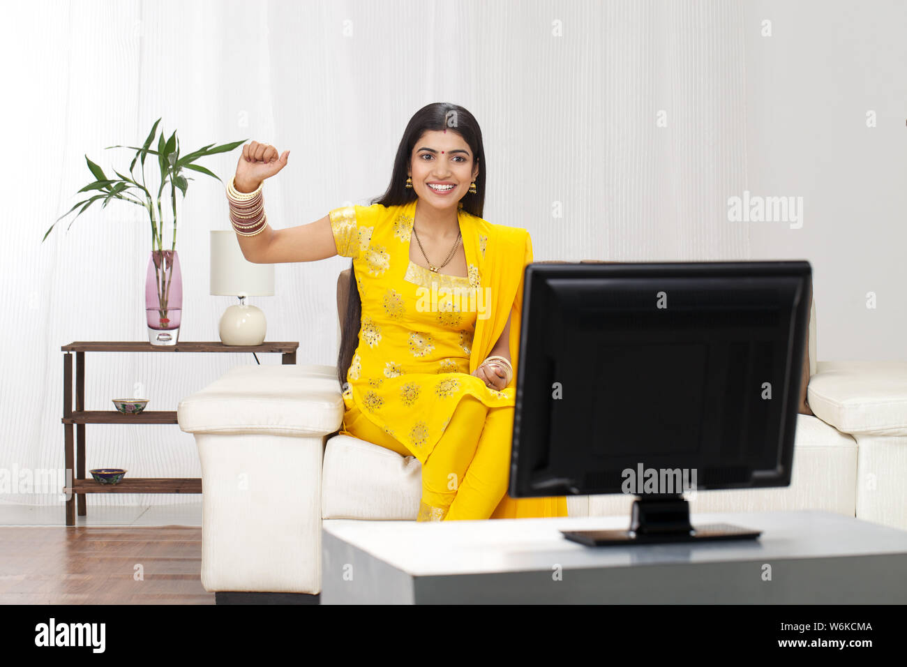 Housewife watching tv hi-res stock photography and images - Alamy