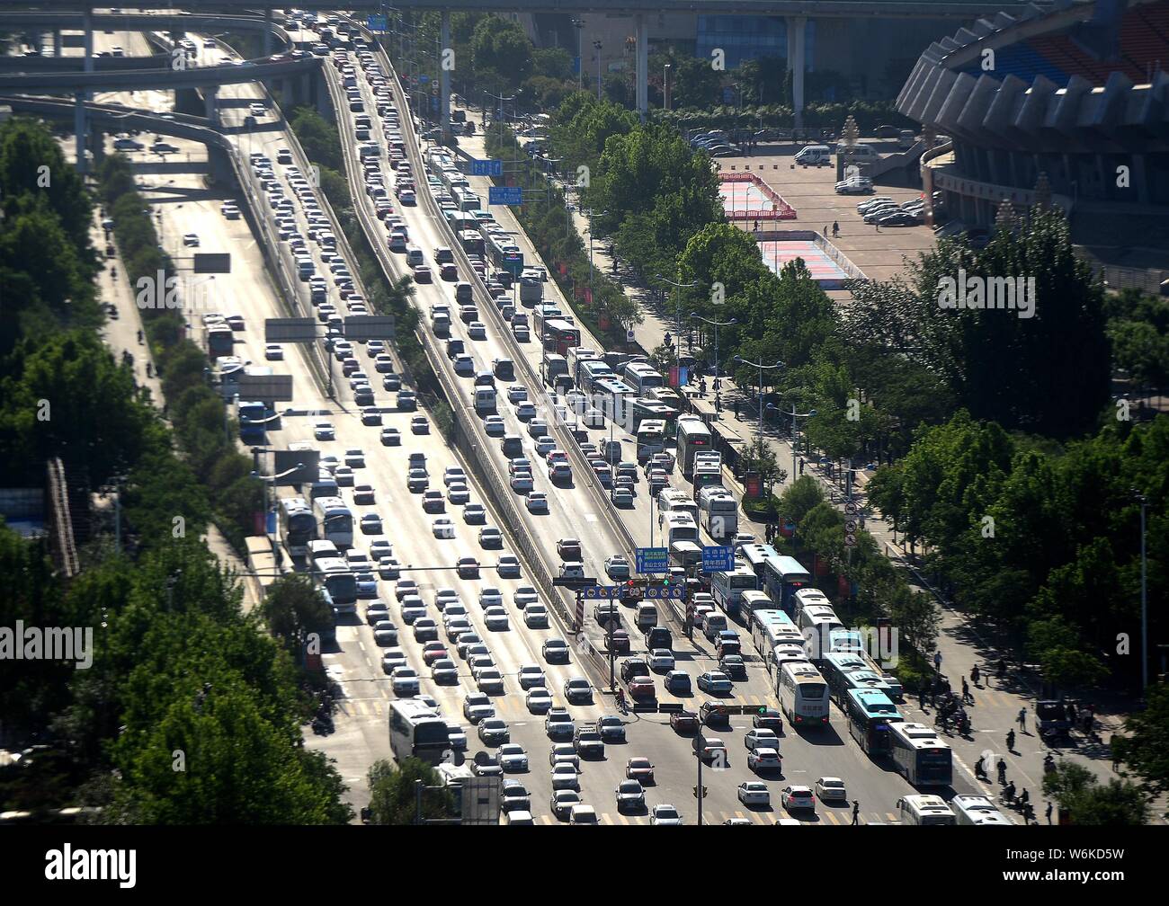 Rush hours in city hi-res stock photography and images - Alamy