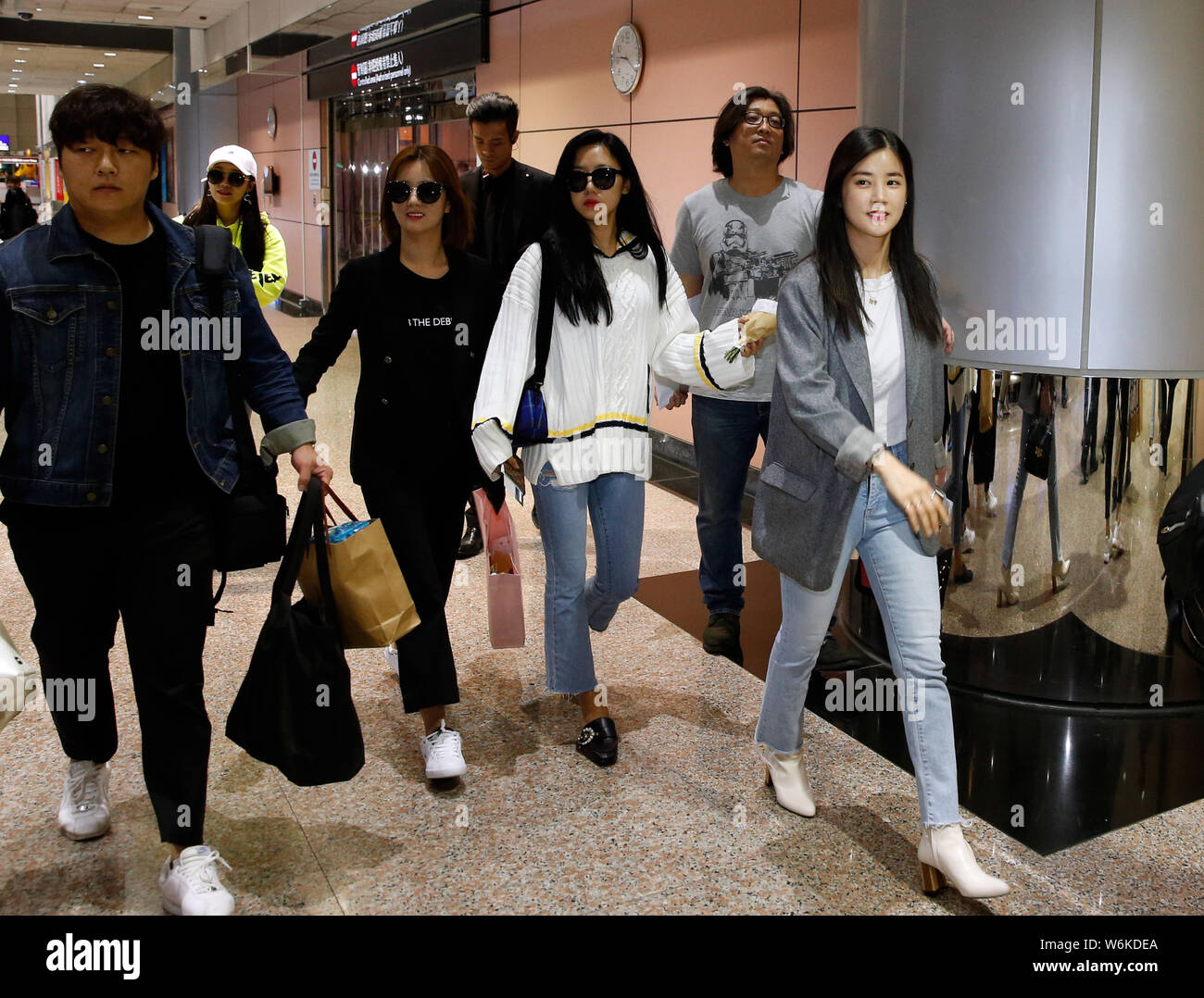 **TAIWAN OUT**Members of South Korean girl group Apink arrive at the Taiwan Taoyuan ...