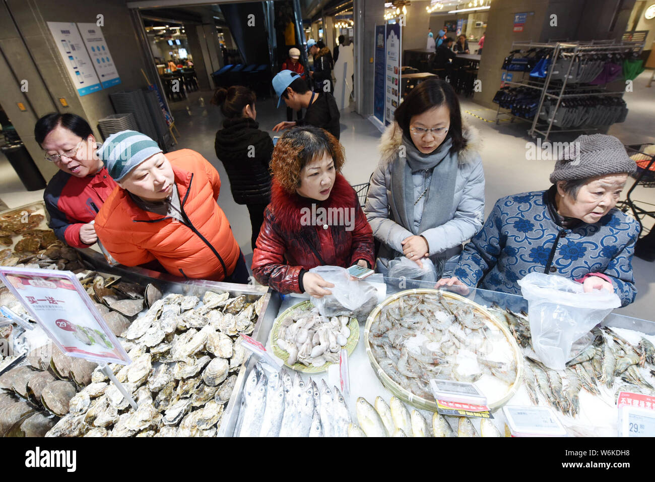 Chinese customers shop for seafood at the new flagship store of O2O ...