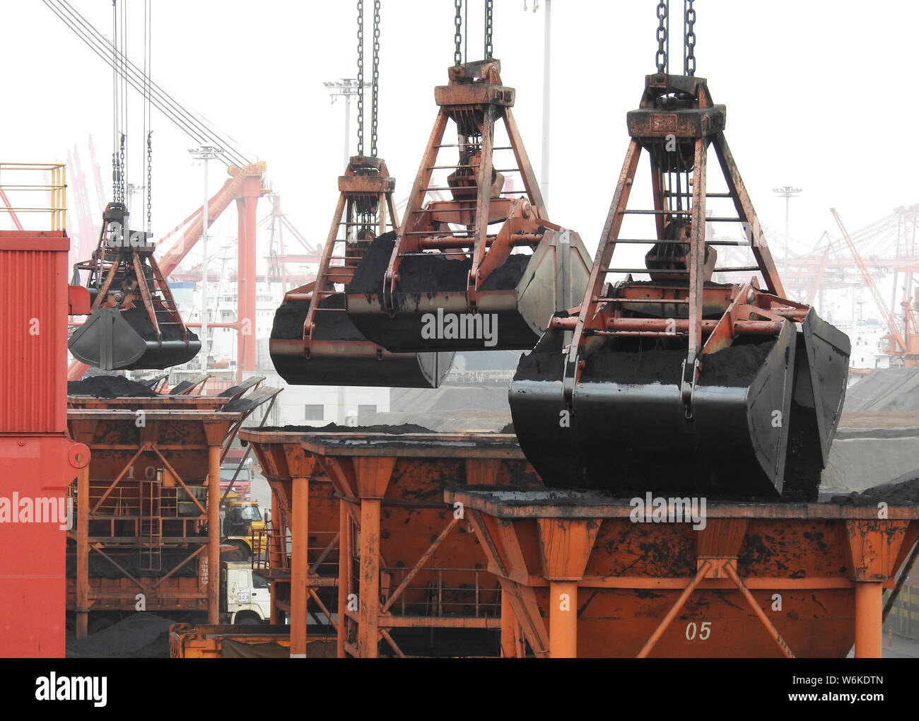 Coal ship china hi-res stock photography and images - Alamy