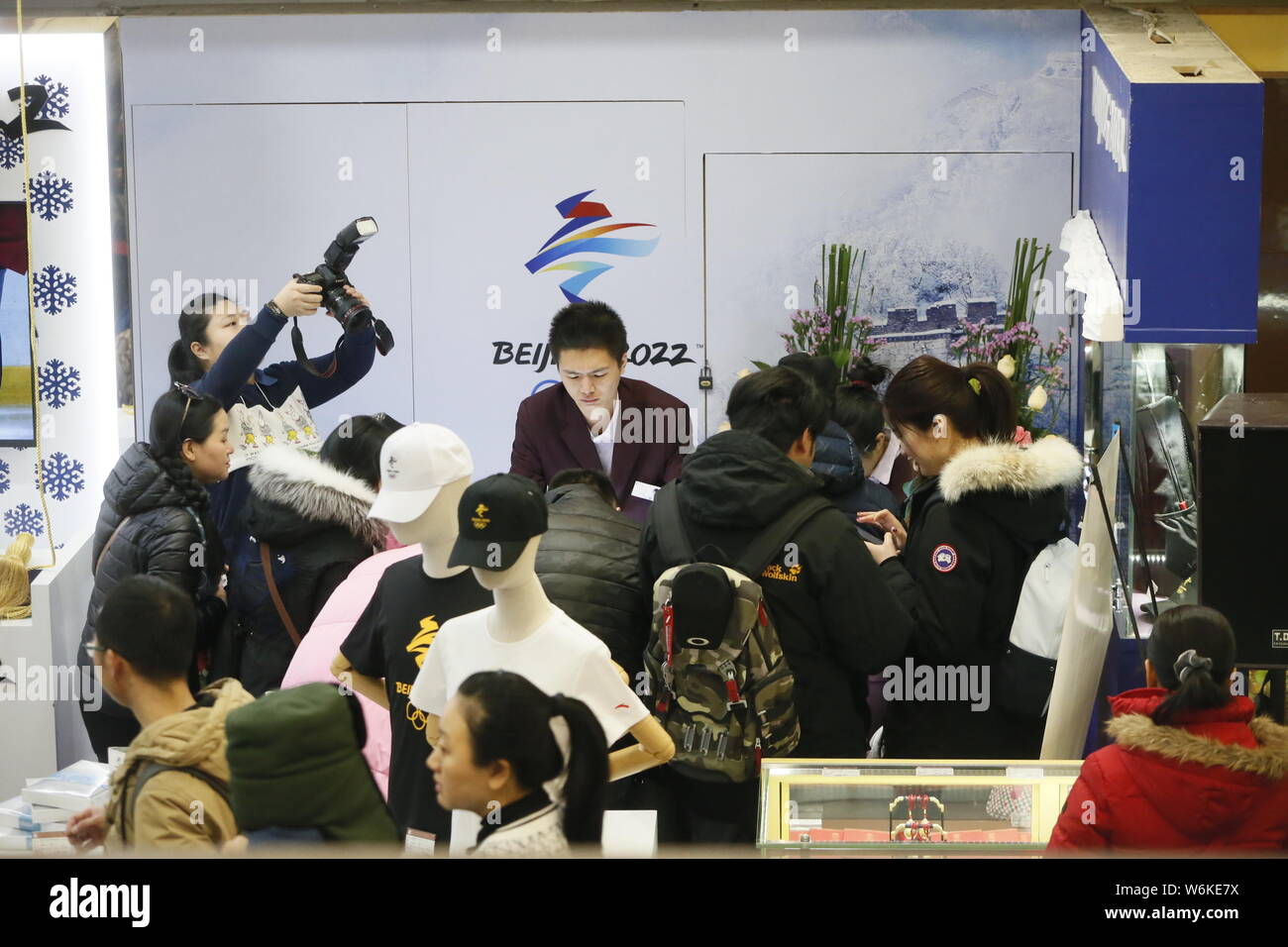 Chinese customers crowd one of the first batch of licensed products ...