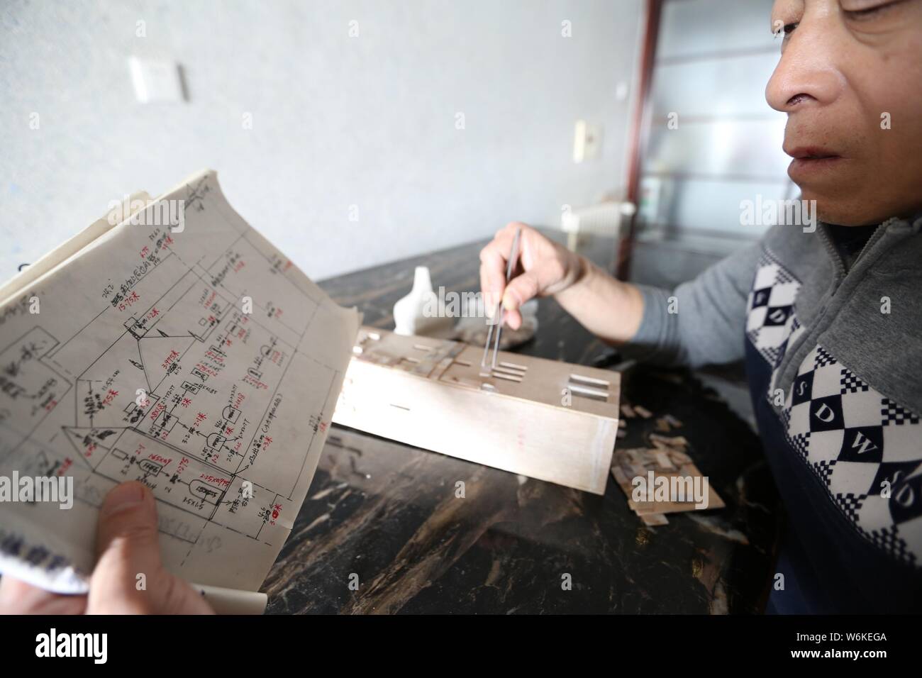 Chinese elderly man Ji Zhoutong creates a miniature of Qingdao's old ...