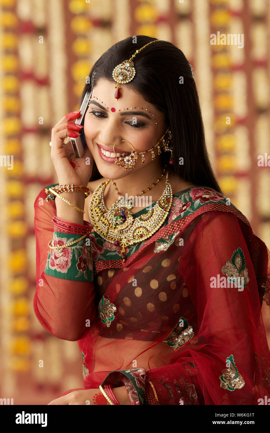 Indian bride talking on mobile phone Stock Photo - Alamy