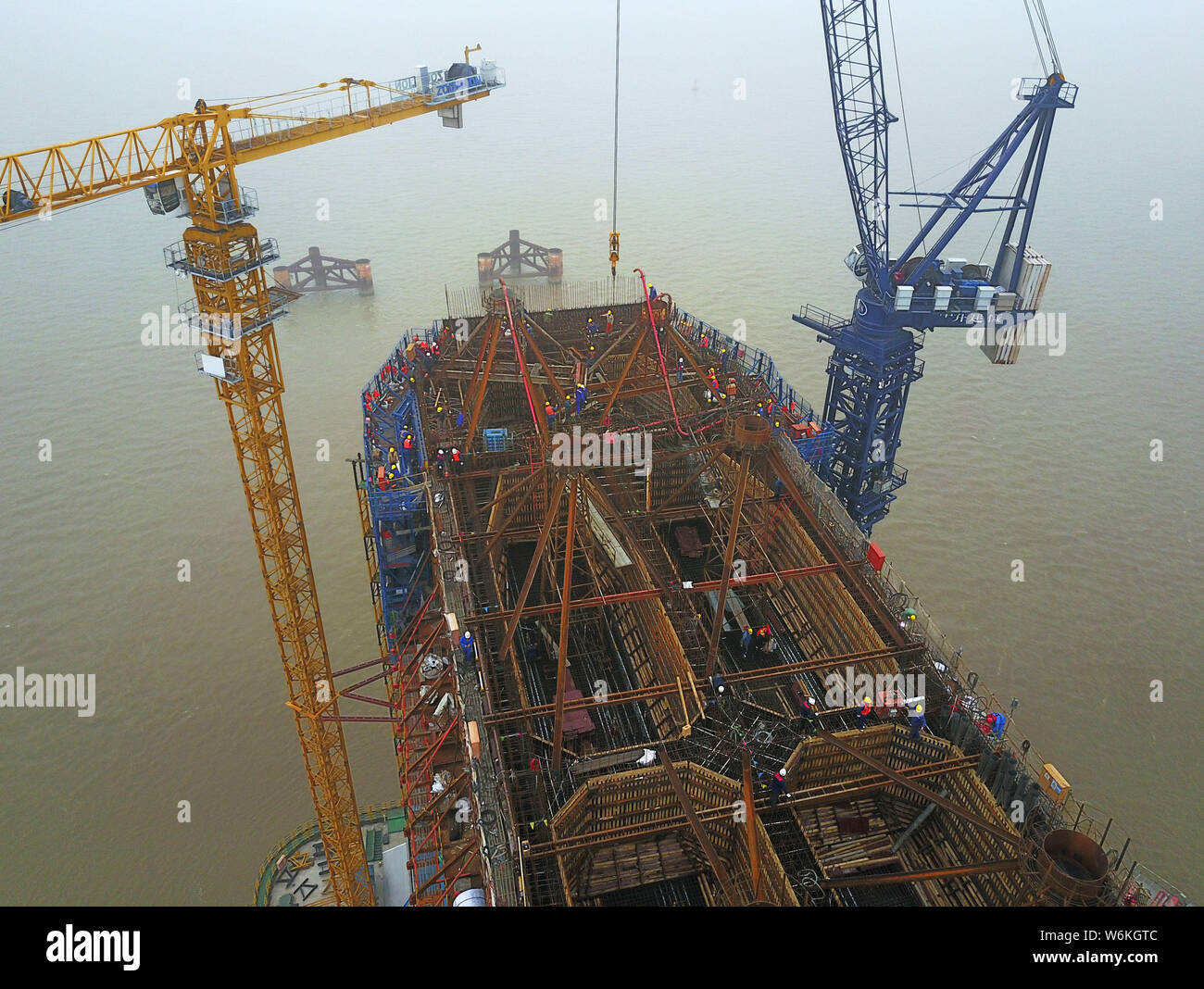 --FILE--The No.28 main pier of the world's longest cable-stayed bridge ...