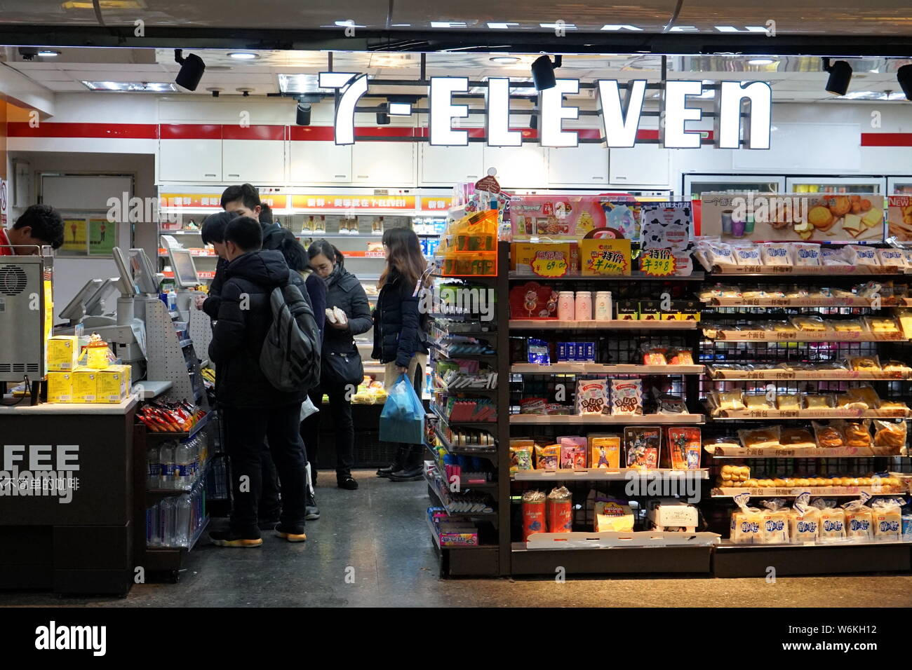--FILE--Customers pay for their purchases in a 7-eleven convenience ...