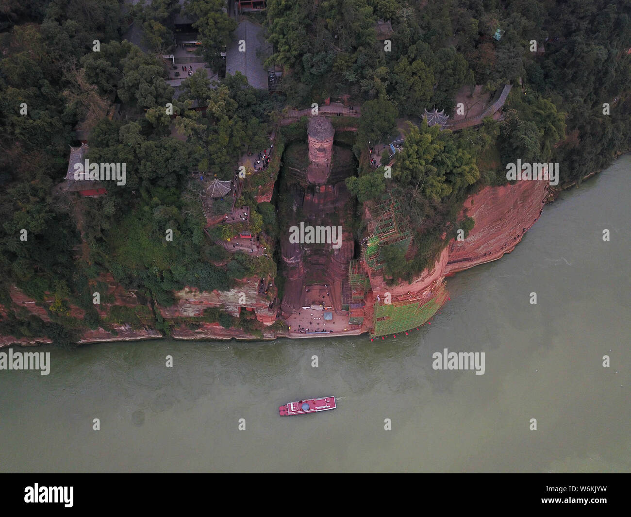 The Leshan Giant Buddha is renovated due to years of wind and water ...
