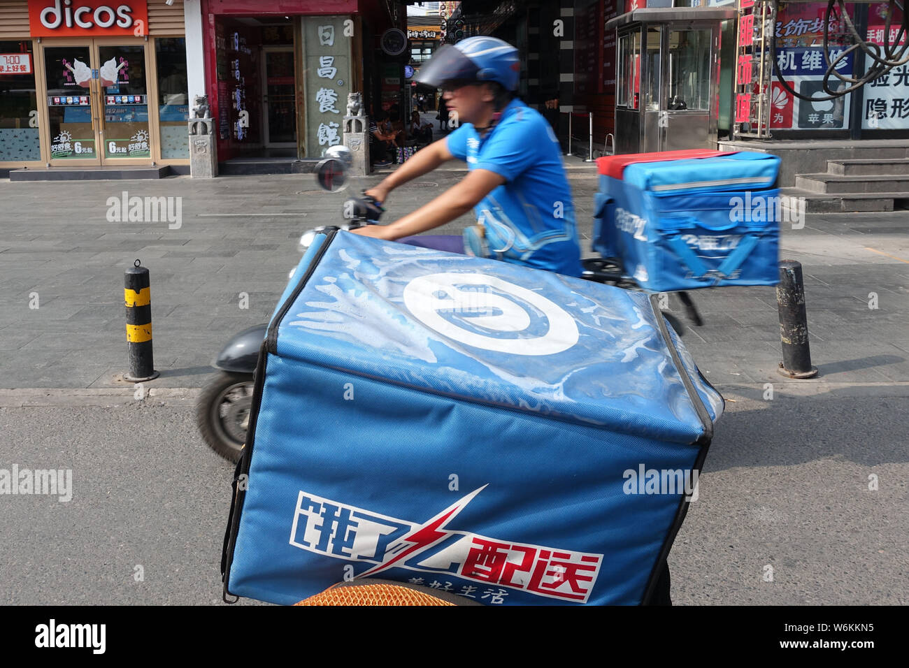 Deliveryman chinese meal delivery hi-res stock photography and images ...