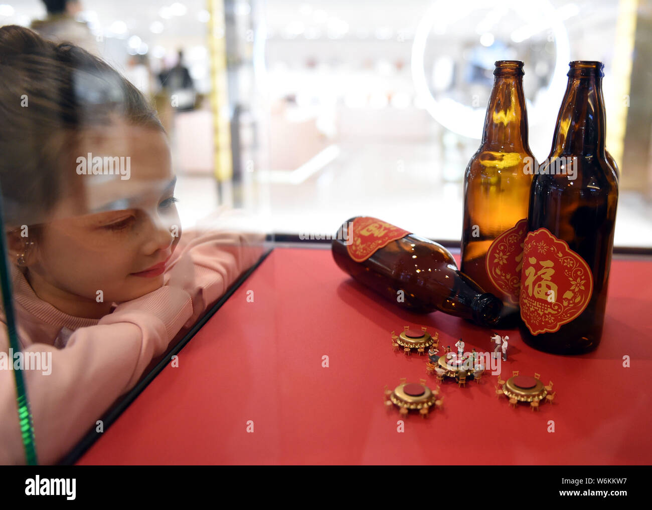 Happy family reunion dinner chinese hi-res stock photography and images ...