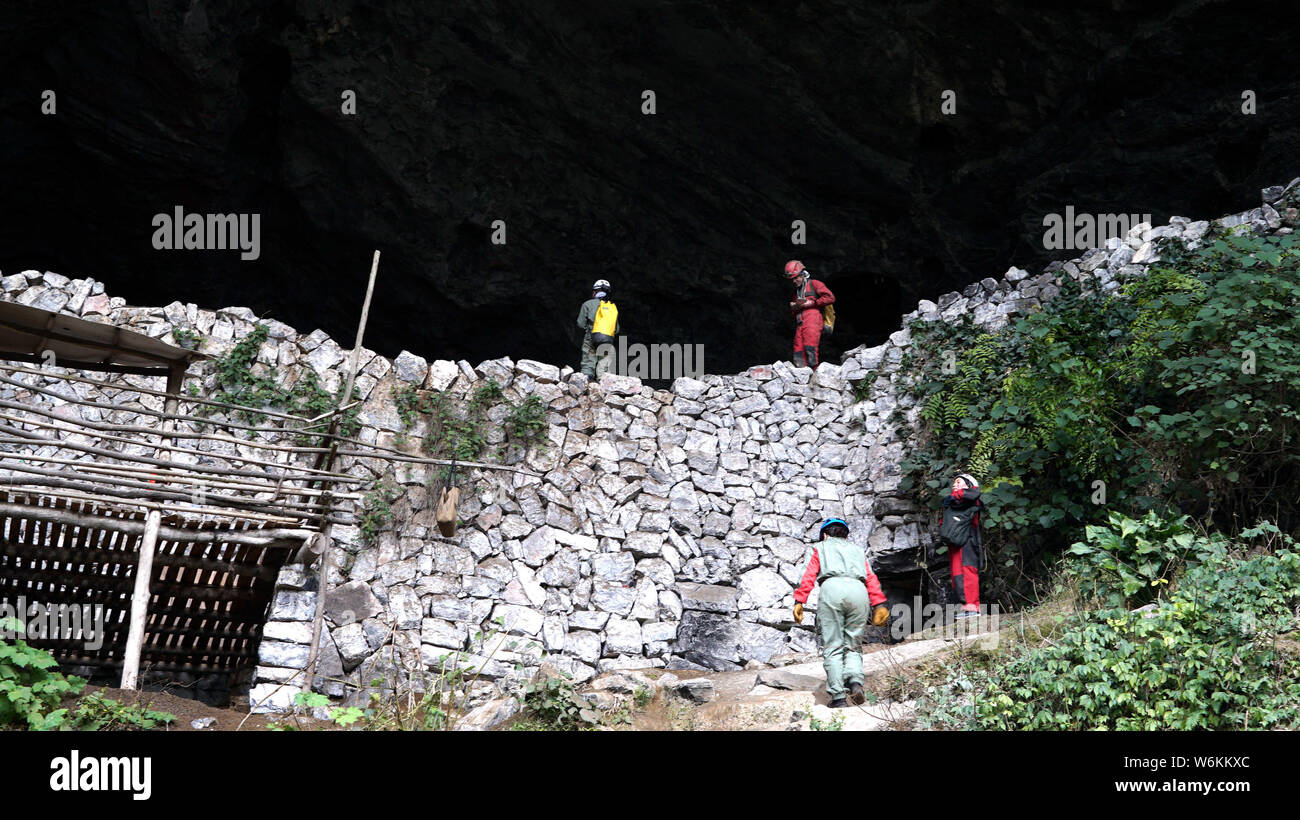 Guangxi zhuang cave hi-res stock photography and images - Alamy