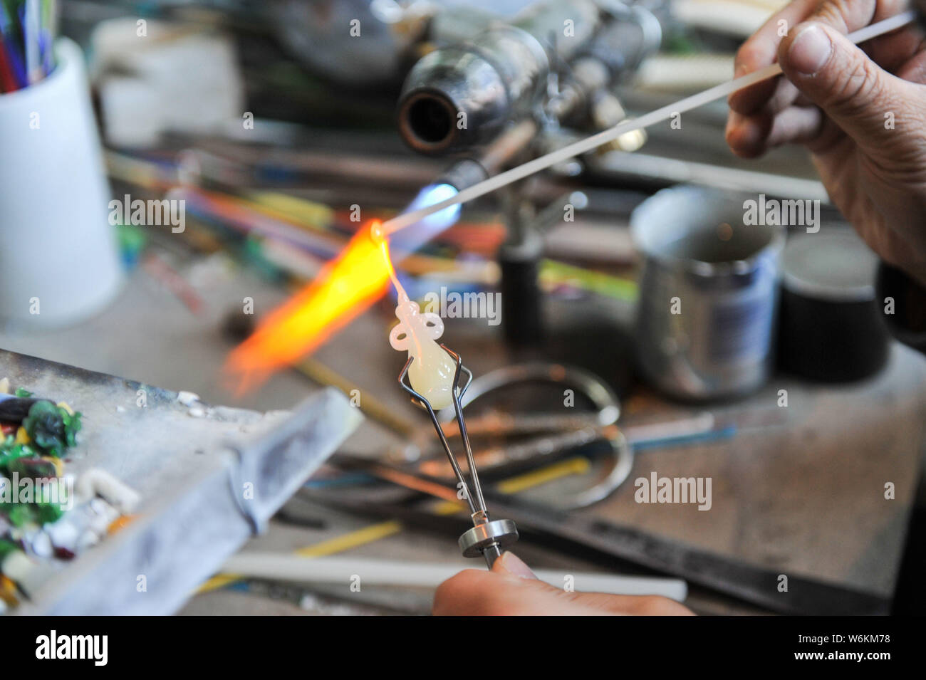 --FILE--The son of Chinese Liuli handicraft master Xing Lanxiang makes ...
