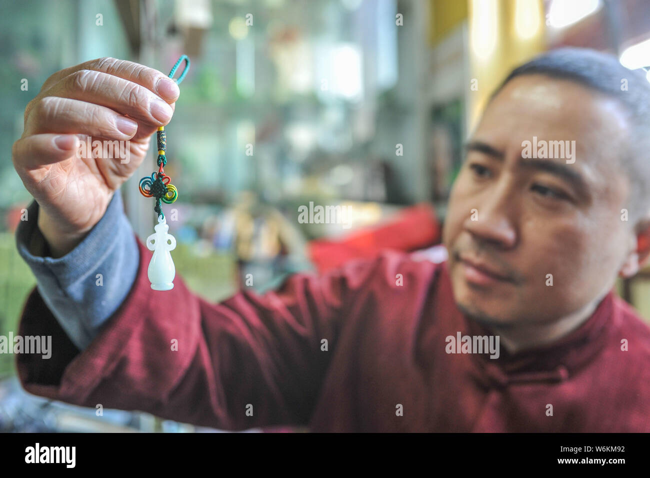 --FILE--The son of Chinese Liuli handicraft master Xing Lanxiang shows ...