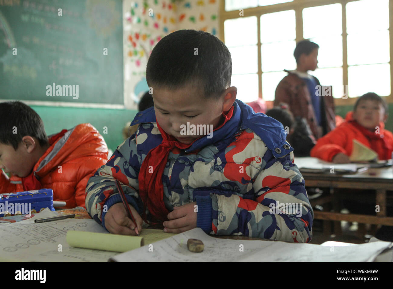 --FILE--A primary student does homework in a classroom in Xuchang city ...