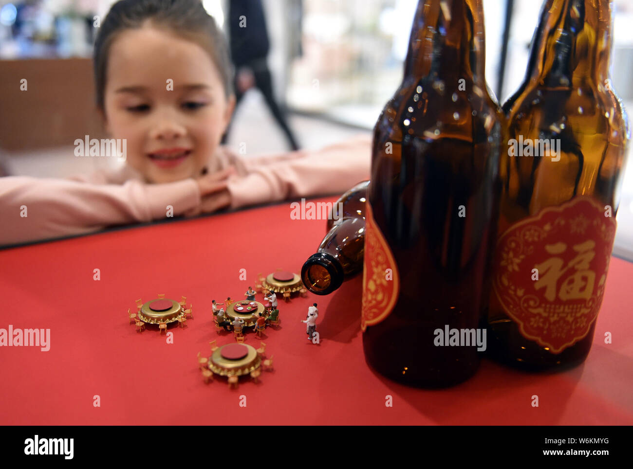 Happy family reunion dinner chinese hi-res stock photography and images ...