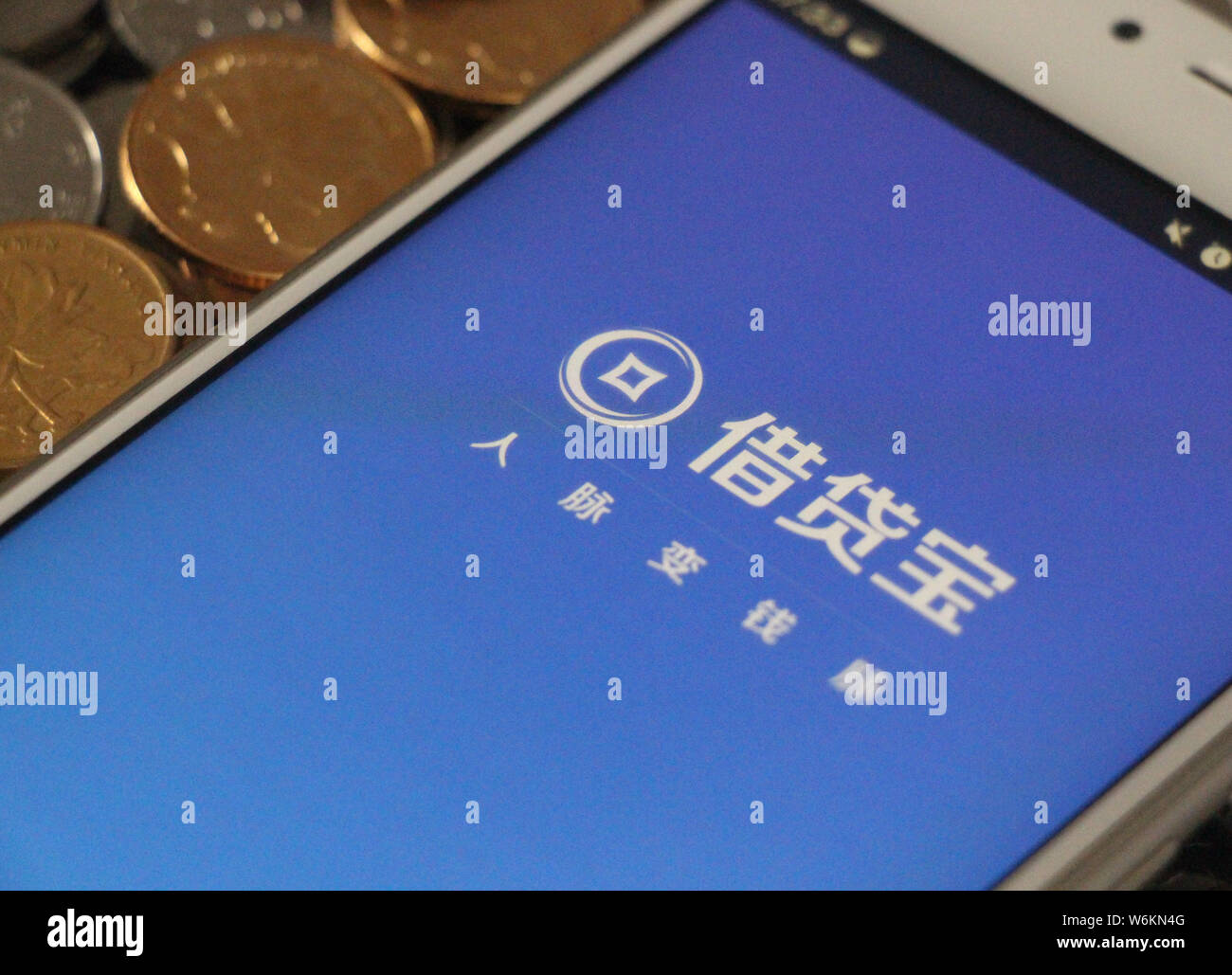--FILE--A Chinese mobile phone user uses the mobile app of Chinese ...