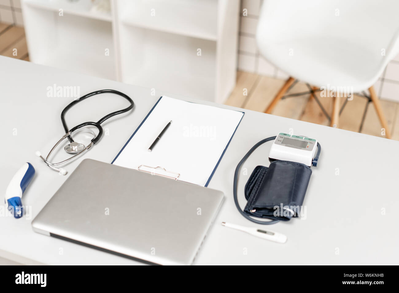 Doctors workspace hi-res stock photography and images - Alamy