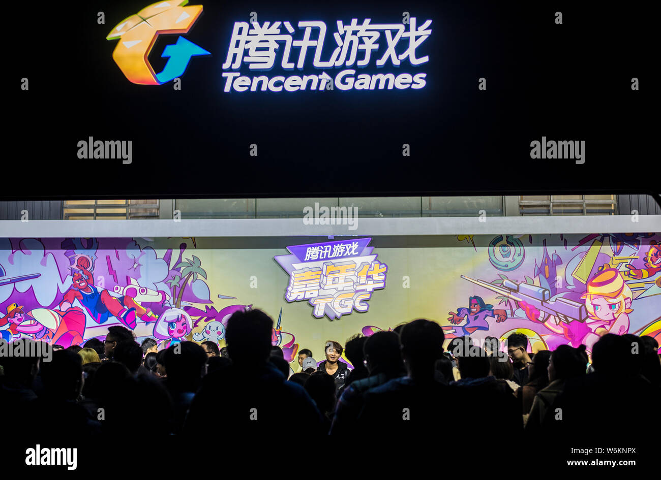 --FILE--People visit the stand of stand of Tencent Games during the ...