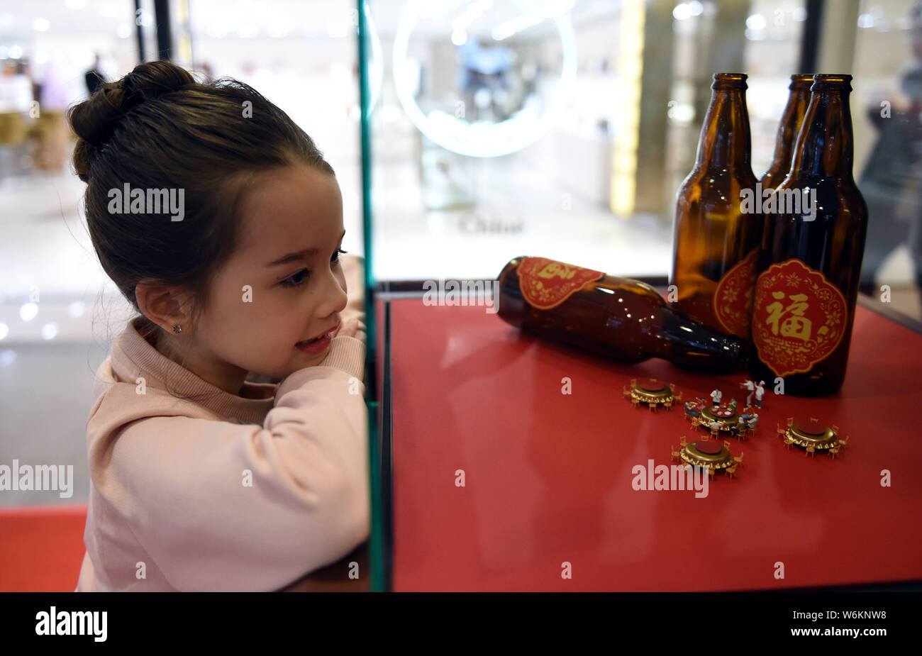 Happy family reunion dinner chinese hi-res stock photography and images ...