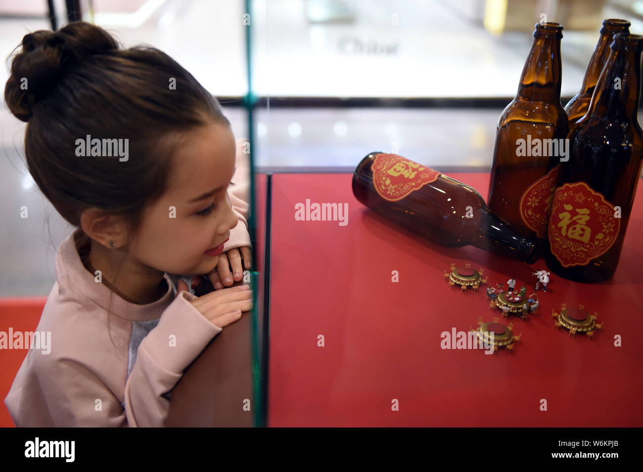 Happy family reunion dinner chinese hi-res stock photography and images ...