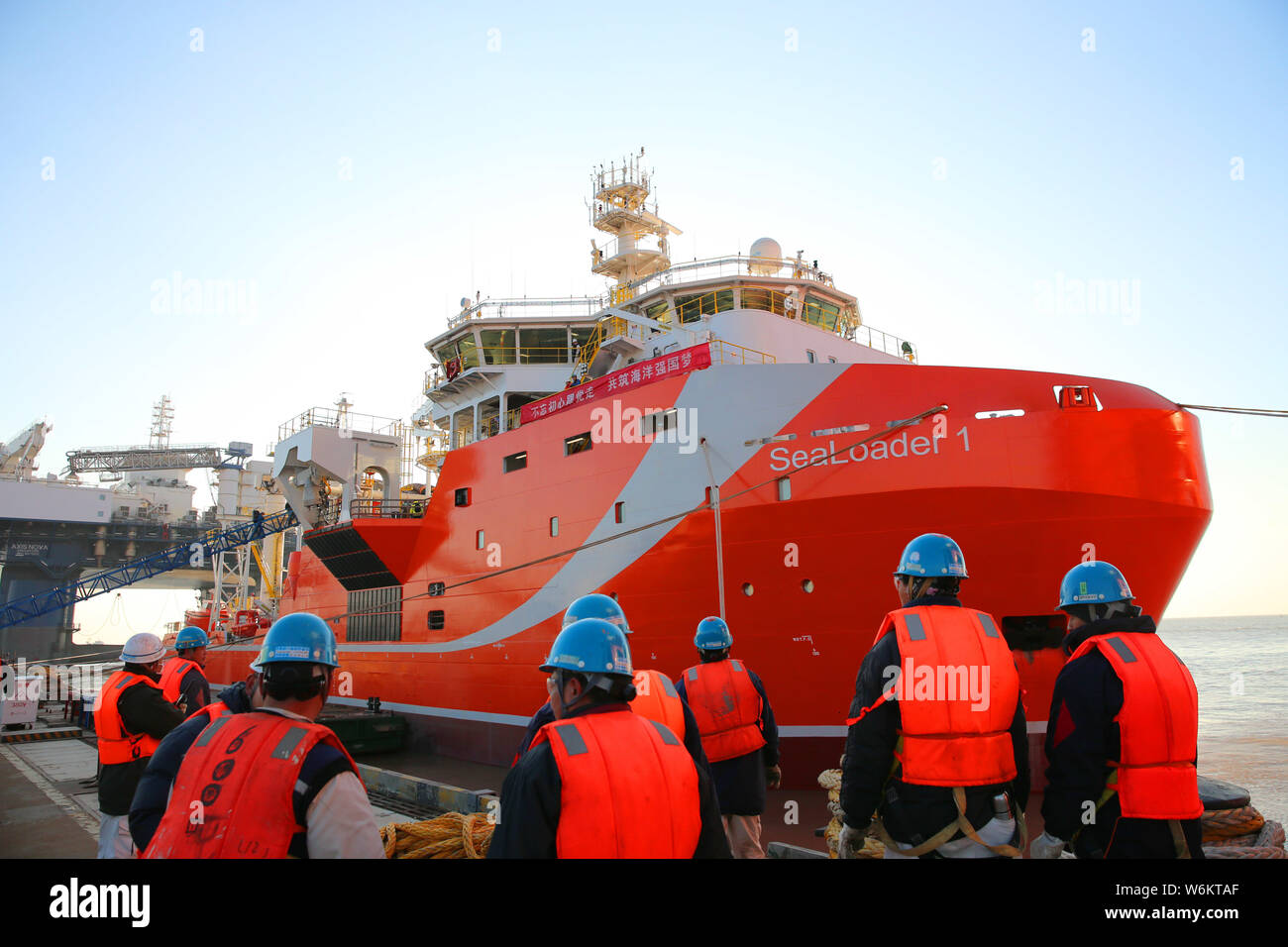 The world's first deep-sea dynamic positioning crude oil barge (N697 ...