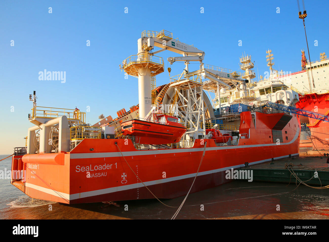 The world's first deep-sea dynamic positioning crude oil barge (N697 ...