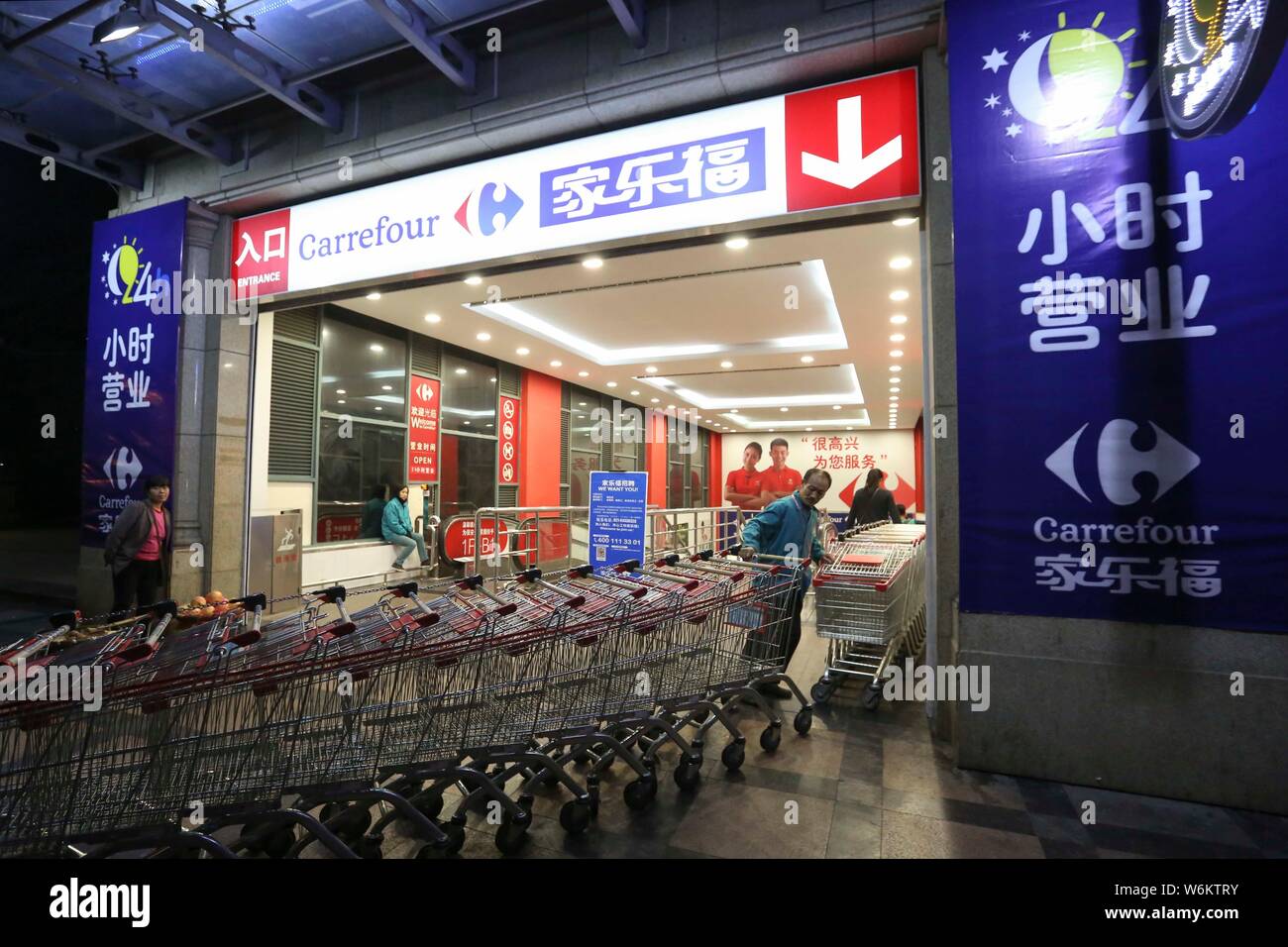 Chinese supermarket worker hi-res stock photography and images - Alamy