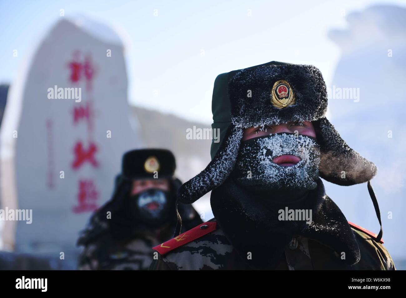 Chinese soldiers patrol the border between China and Russia in freezing ...