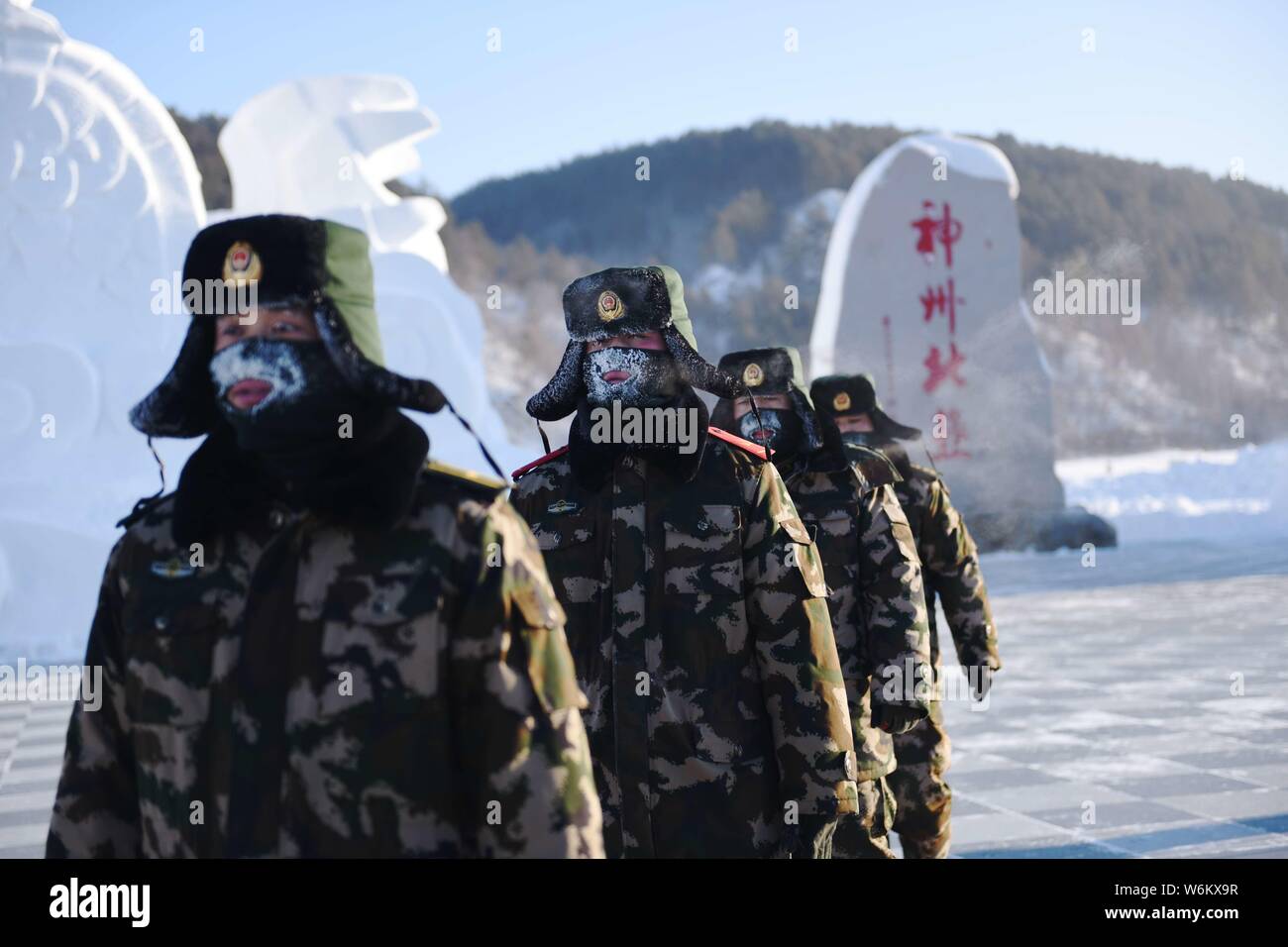 Chinese soldiers patrol the border between China and Russia in freezing ...