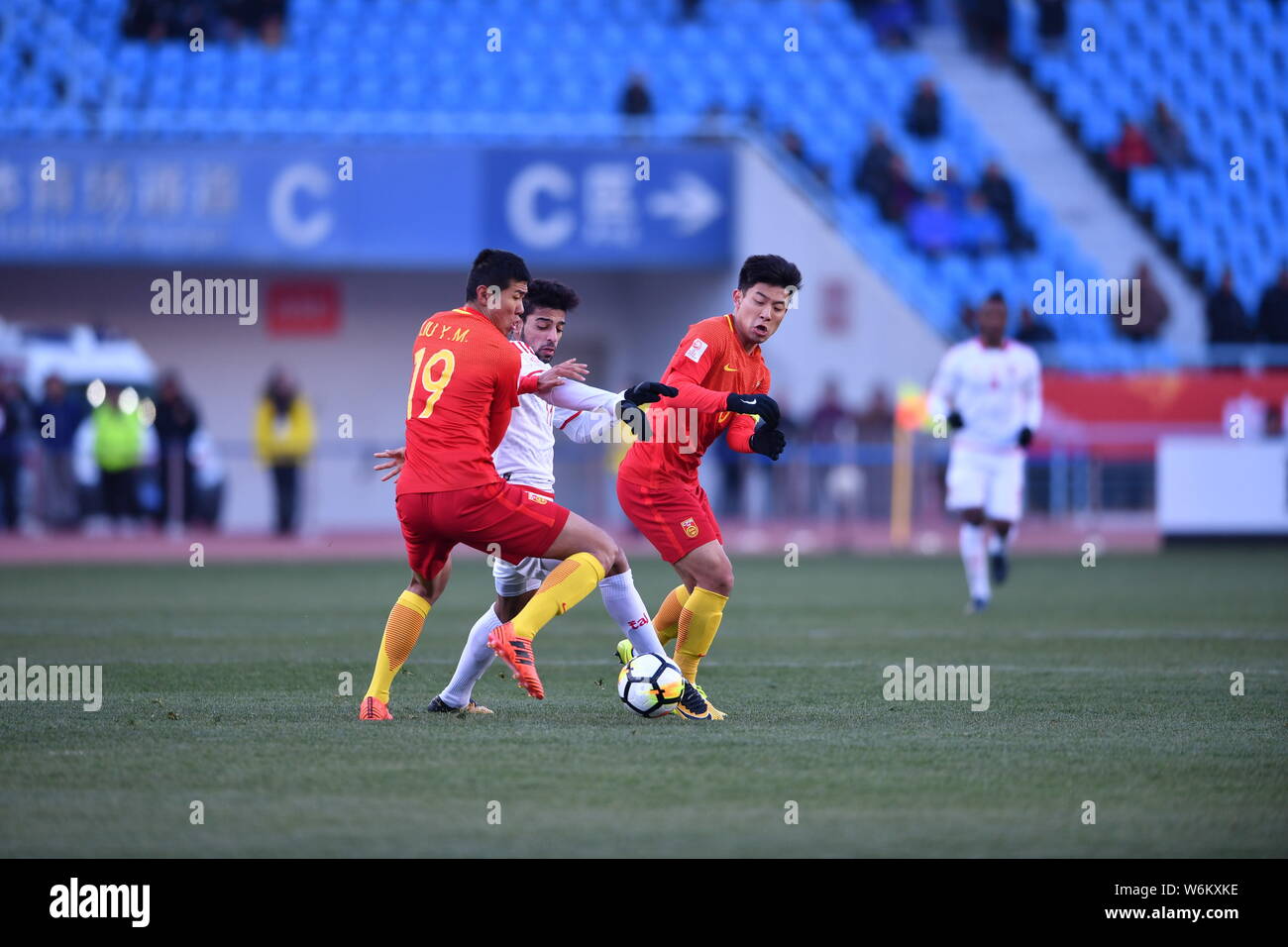 Muhsen Saleh Abdullah Ali Al Ghassani of Oman, center, challenges Liu ...
