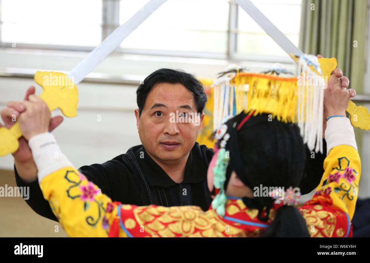 Peking opera costumes hi-res stock photography and images - Alamy