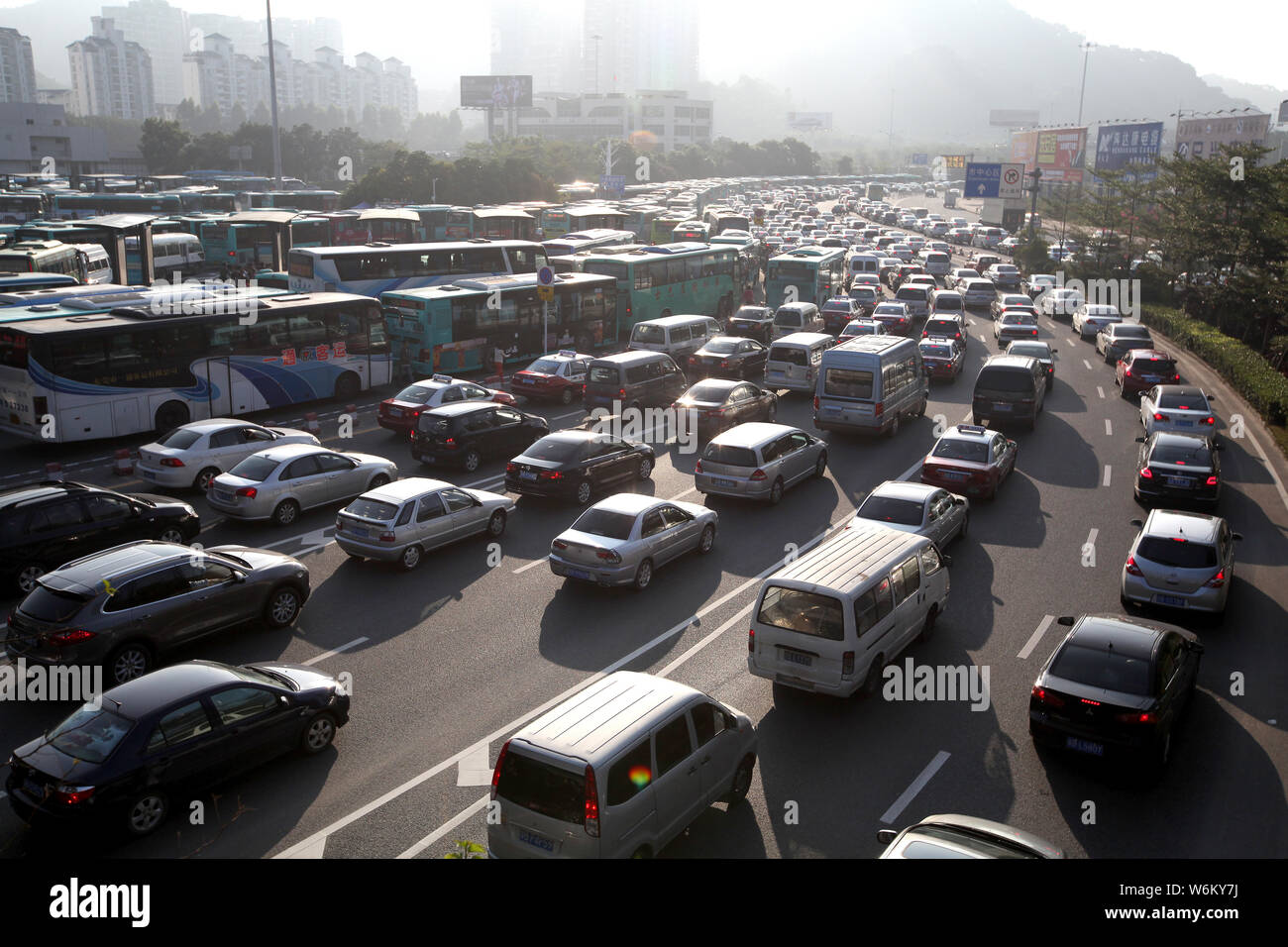 --FILE--Masses of vehicles queue up to pass the Meilin Checkpoint ...