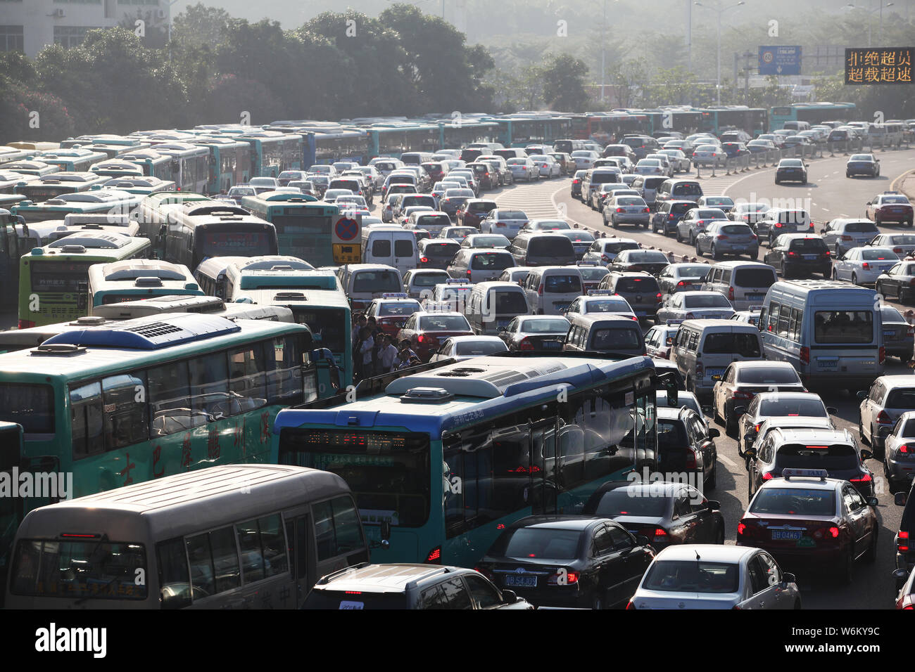 --FILE--Masses of vehicles queue up to pass the Meilin Checkpoint ...