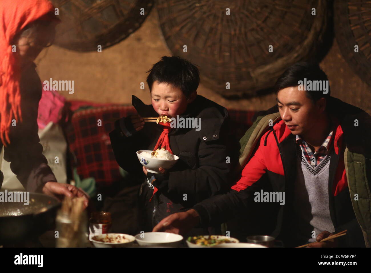The "ice flower" boy Wang Fuman, center, a third-grader who became an ...